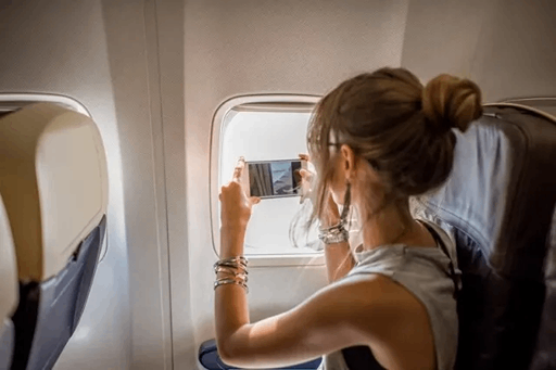 Viajó en avión por primera vez y quiso grabar el despegue, pero un ...